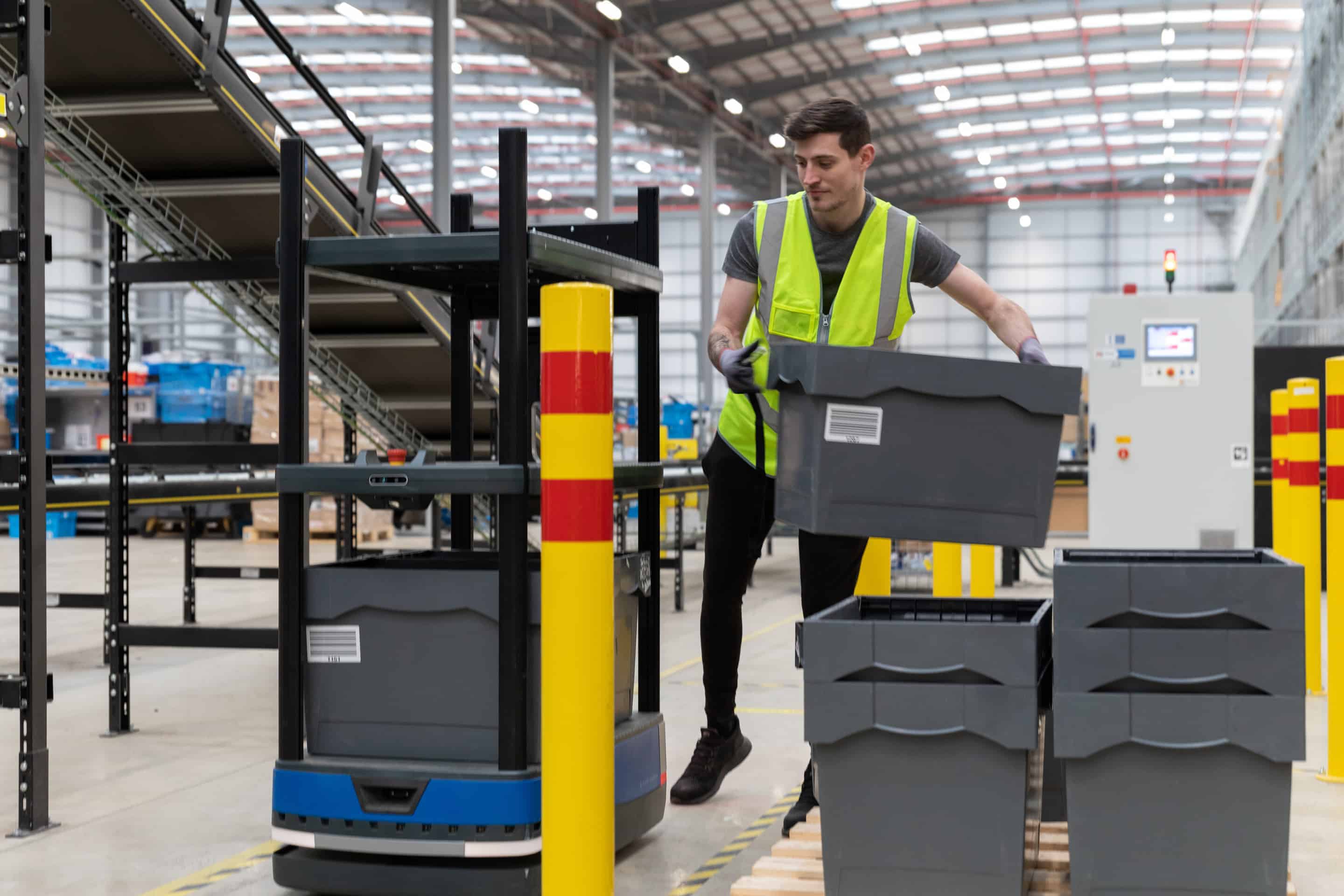 New Way Automation: How Robots Transform Warehousing